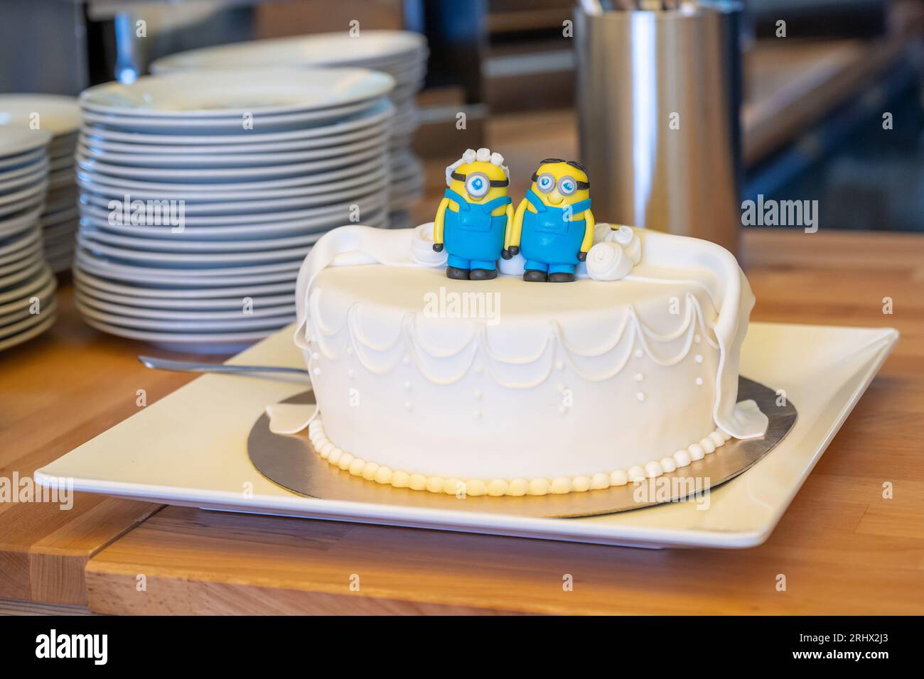 Round Minion Cake Minion Madness: How To Make A Minion Cake – Erin