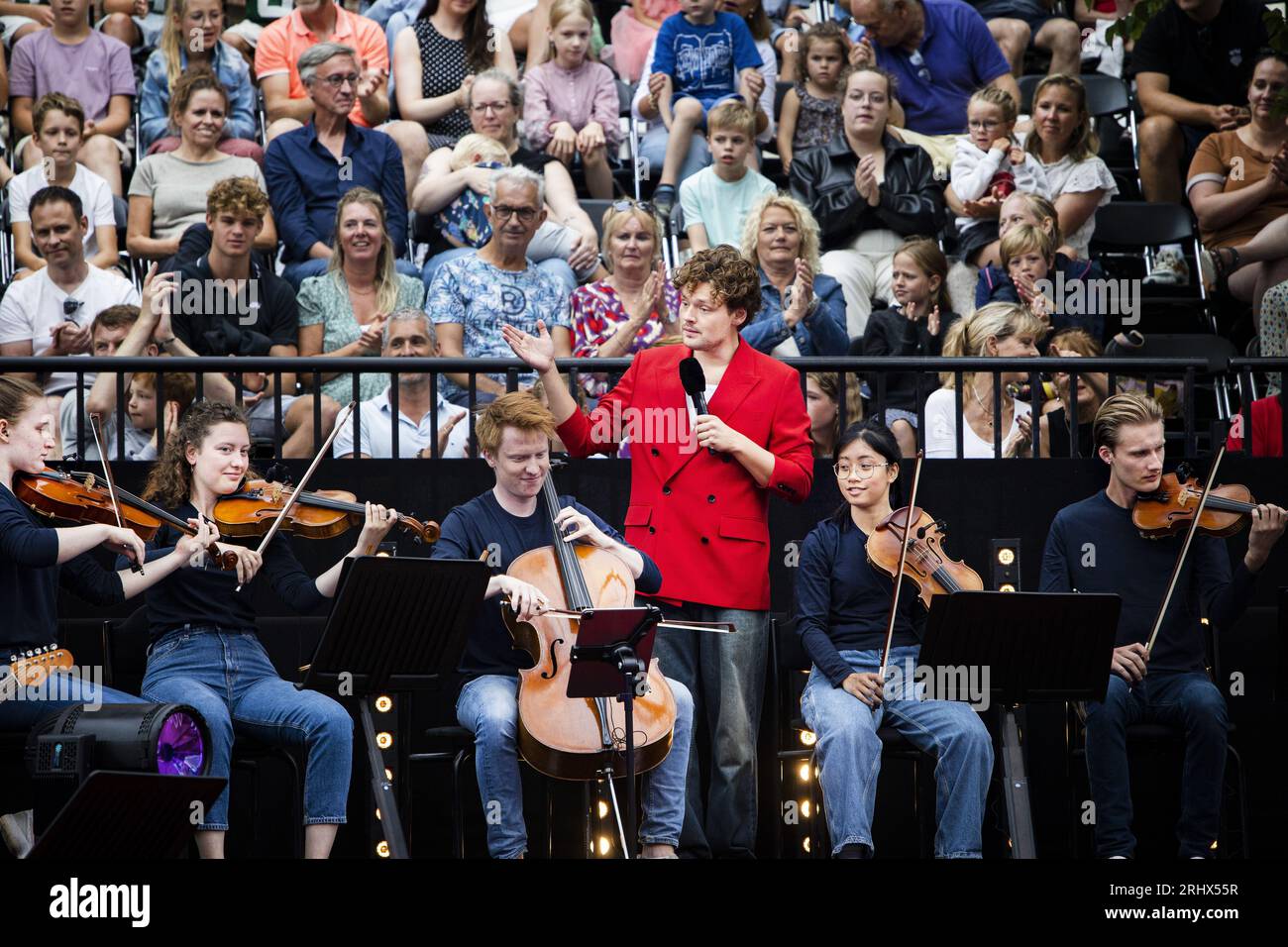 AMSTERDAM - Presenter Soy Kroon during the Kinderprinsengracht concert ...