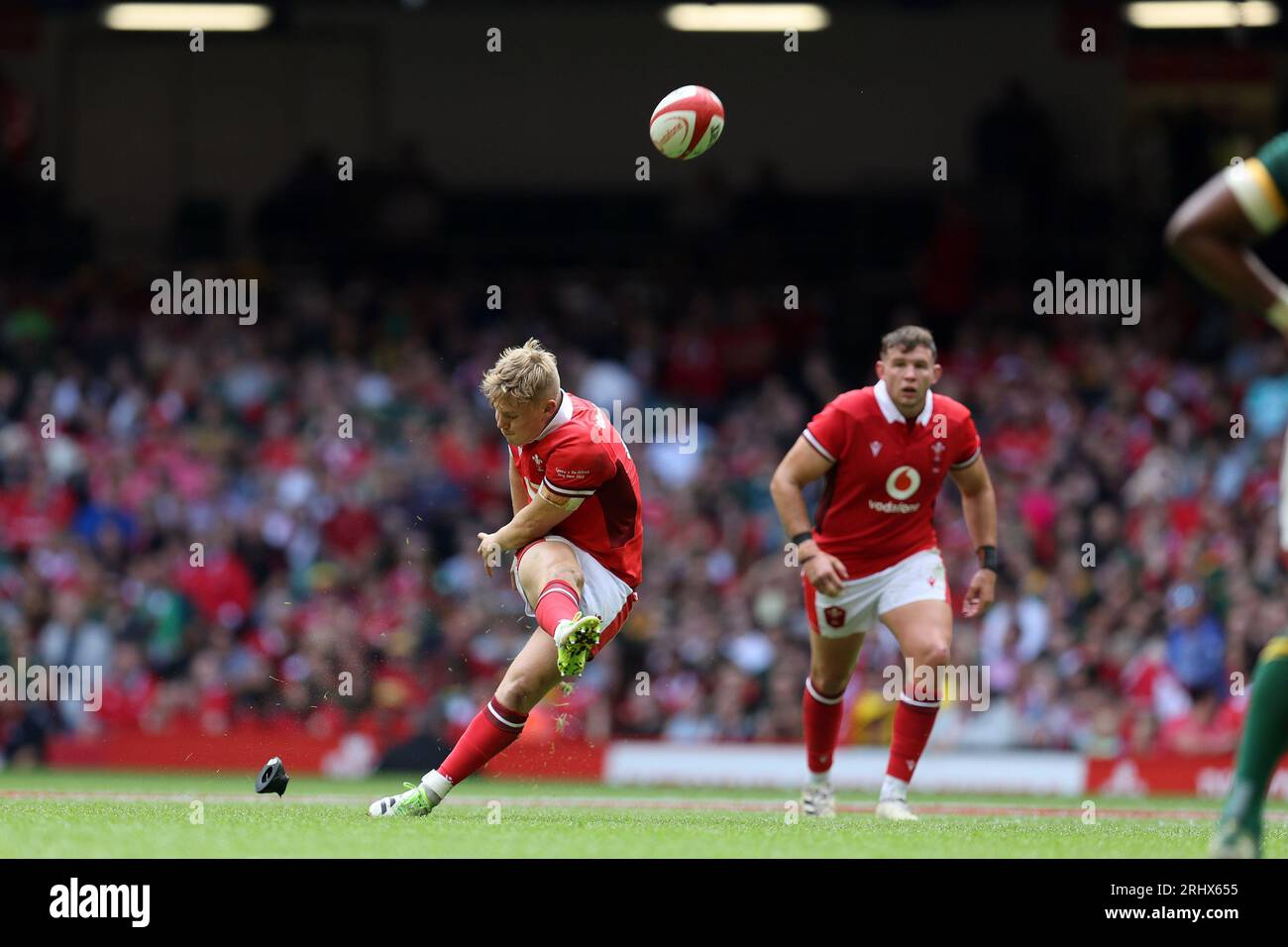 Sam costelow wales rugby hi-res stock photography and images - Alamy