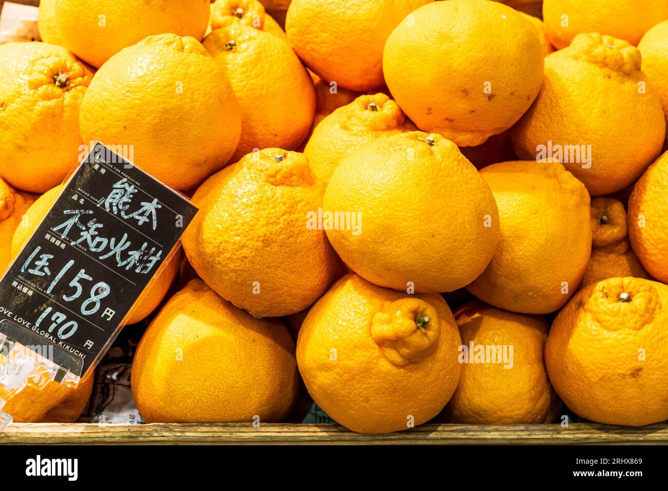 Close up of fresh oranges with price tag and type label on a stall ...