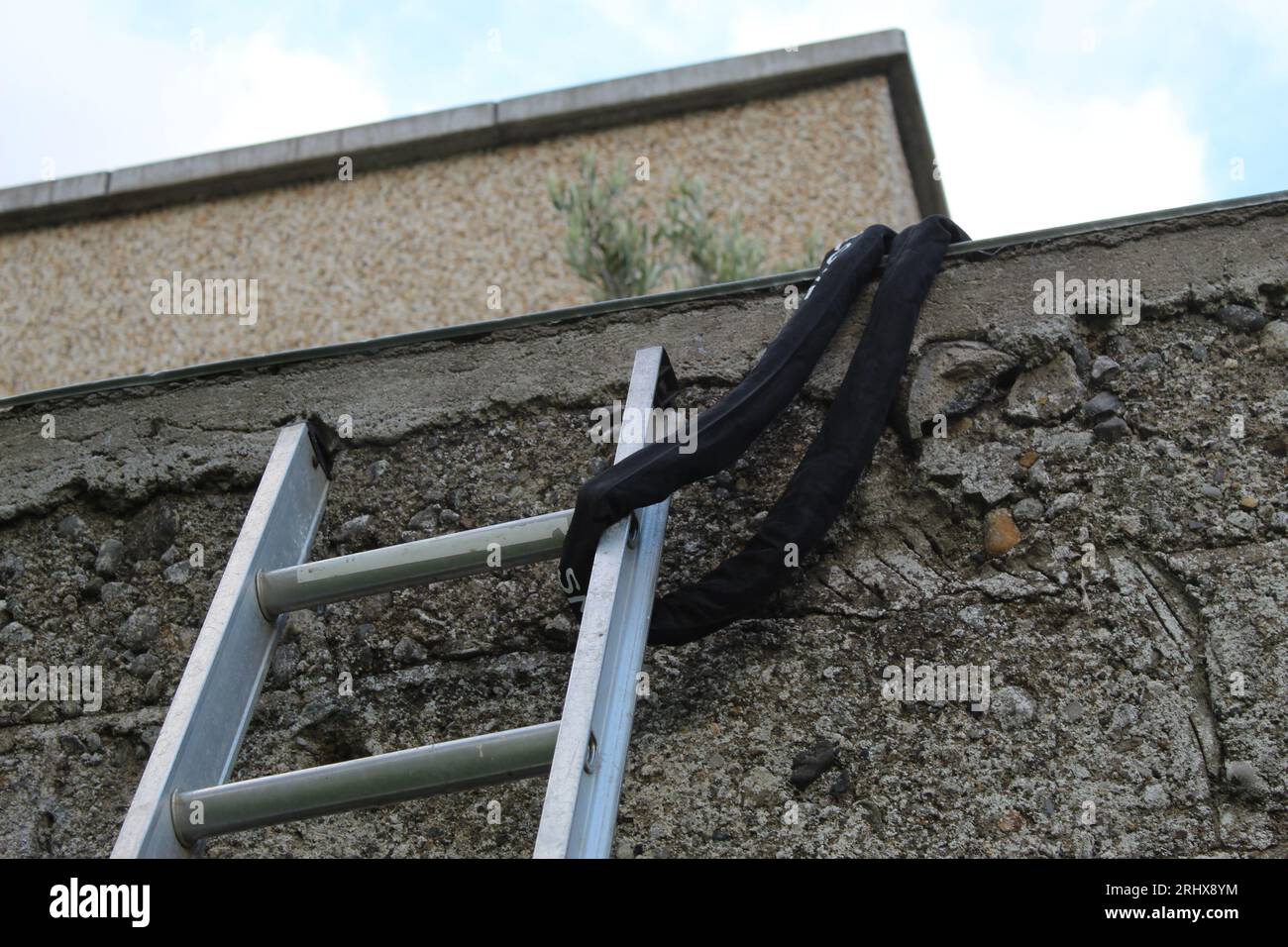 Brick wall and metal ladder hi-res stock photography and images - Alamy