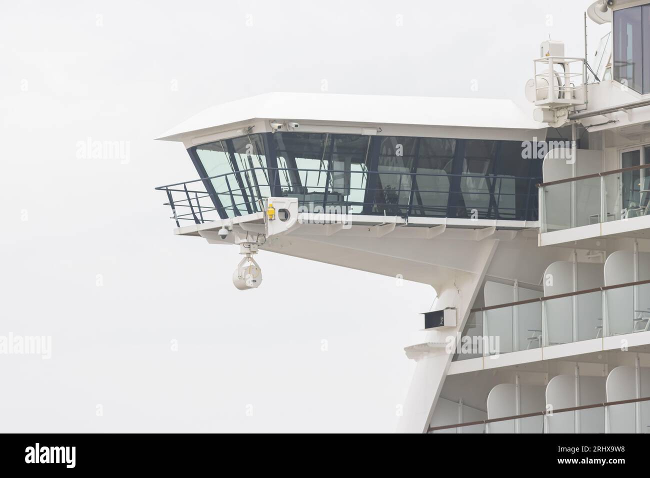 The captain's bridge of a large cruise ship. Mid shot Stock Photo - Alamy