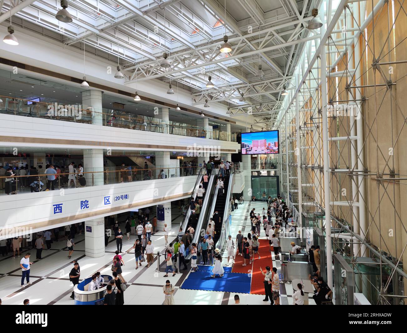 Shanghai Zhongshan Hospital busy entrance hall Stock Photo - Alamy