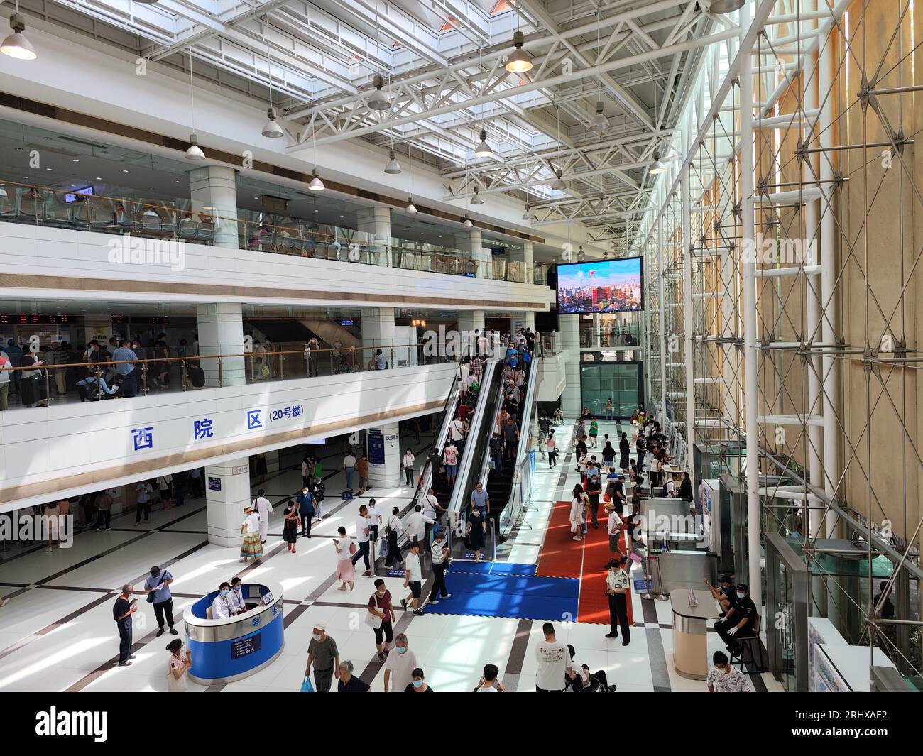 Shanghai Zhongshan Hospital busy entrance hall Stock Photo - Alamy