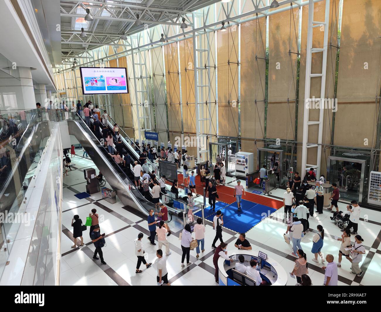 Shanghai Zhongshan Hospital busy entrance hall Stock Photo - Alamy