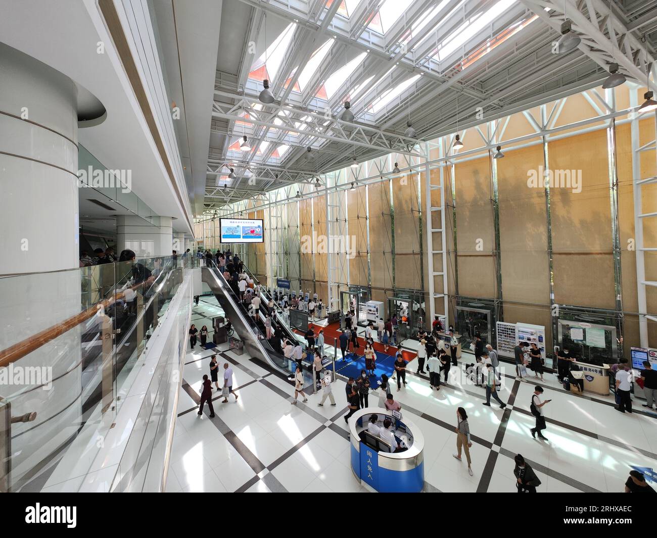 Shanghai Zhongshan Hospital busy entrance hall Stock Photo - Alamy