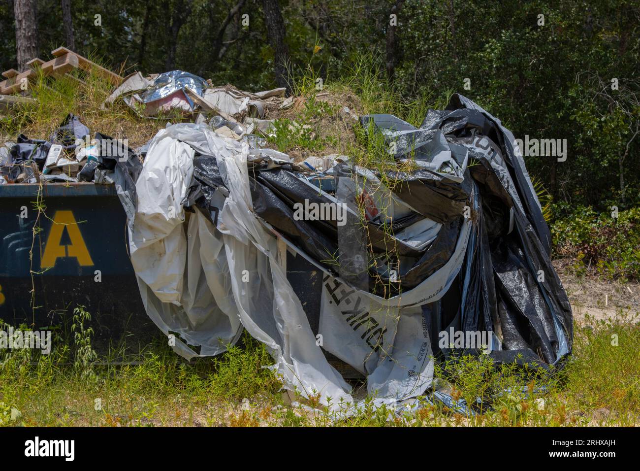 Overflow dumpster hi-res stock photography and images - Alamy
