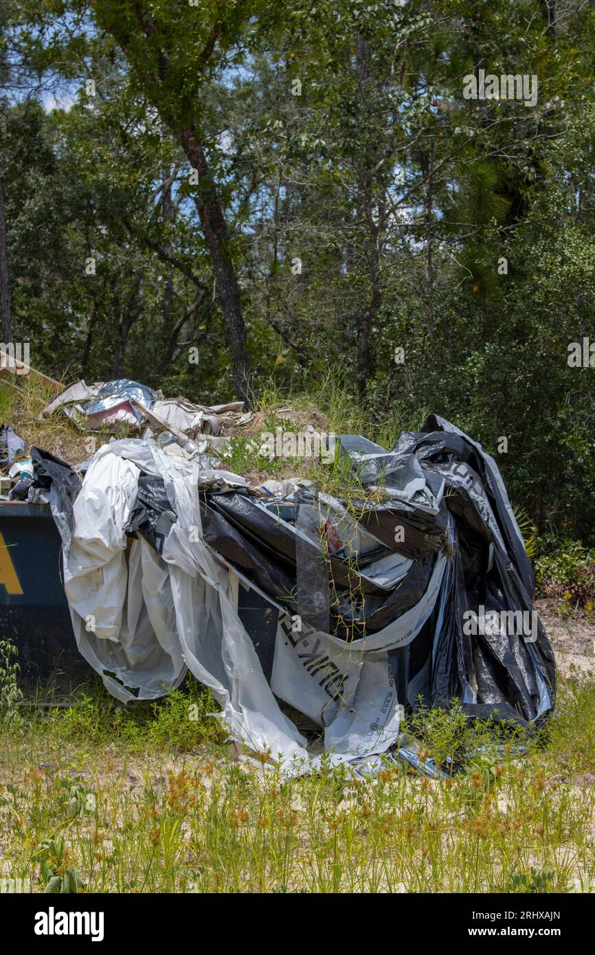 Overflow dumpster hi-res stock photography and images - Alamy