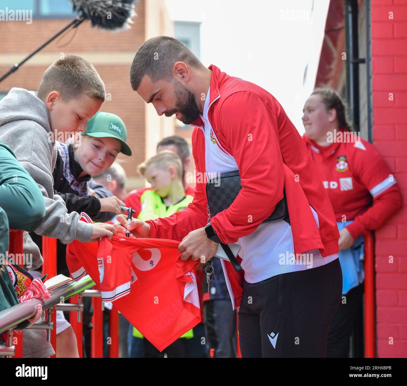 Elliot lee wrexham fans hi-res stock photography and images - Alamy