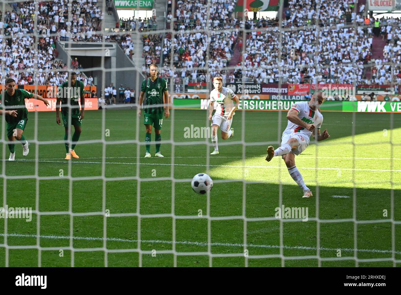 Camera behind goal hi-res stock photography and images - Alamy