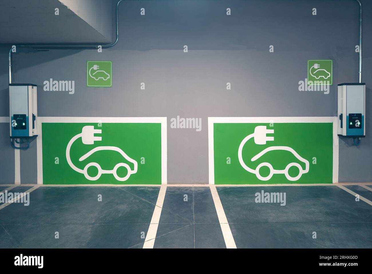 Electric car charger signs and charging points for electric vehicles on ...