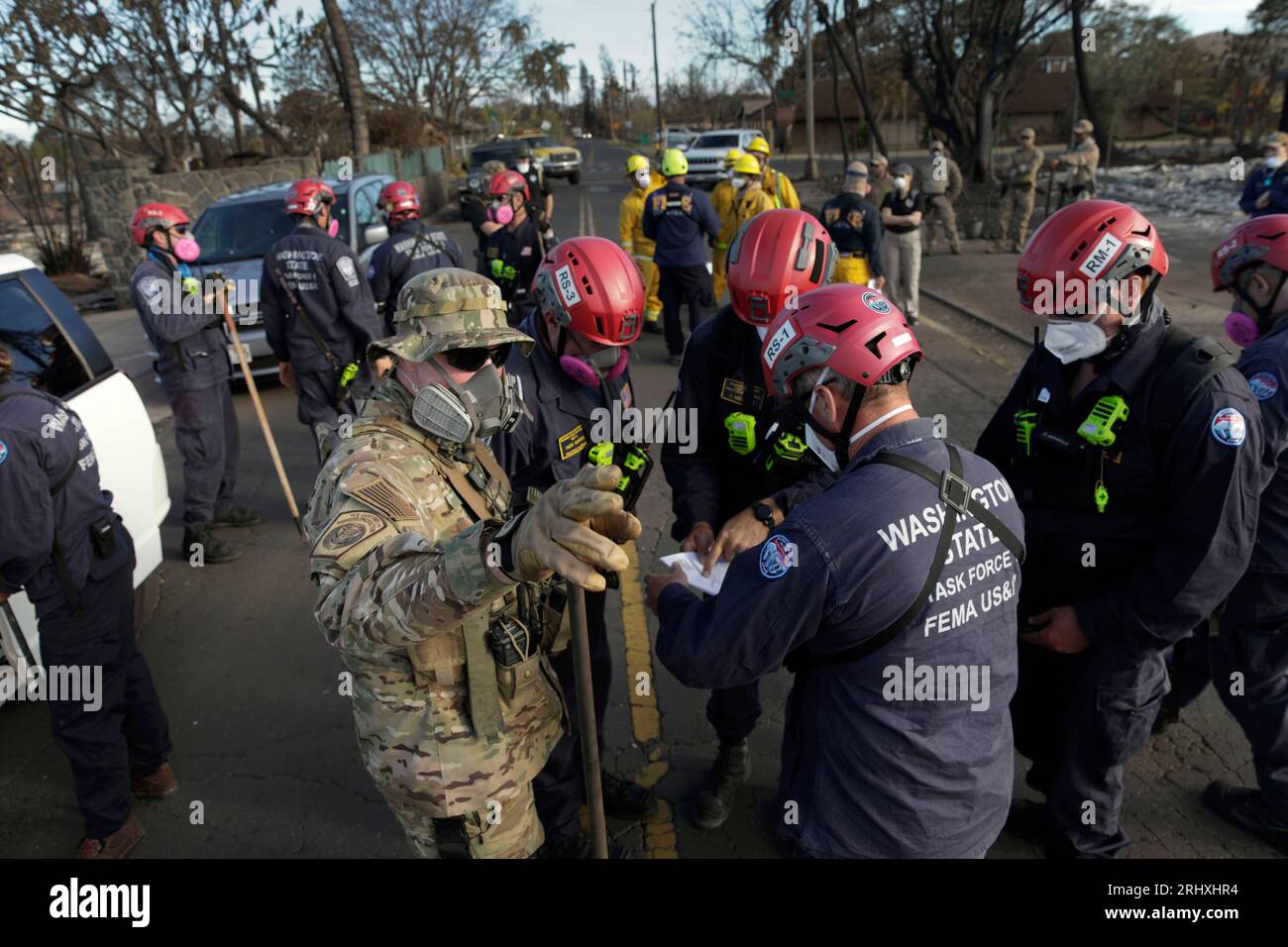 A U.S. Border Patrol agent, left, coordinates with members of the ...