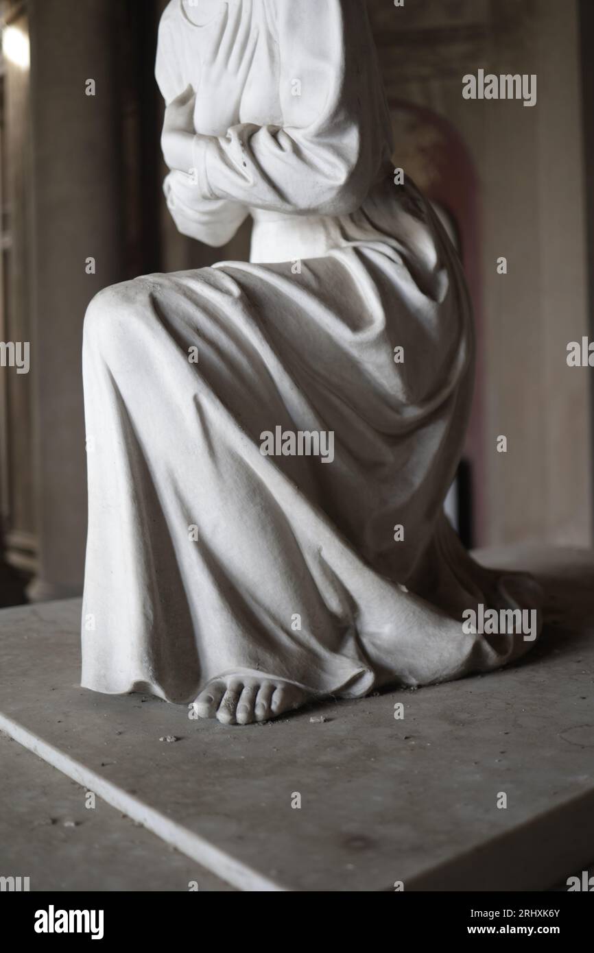 Female statue in cemetery Stock Photo - Alamy
