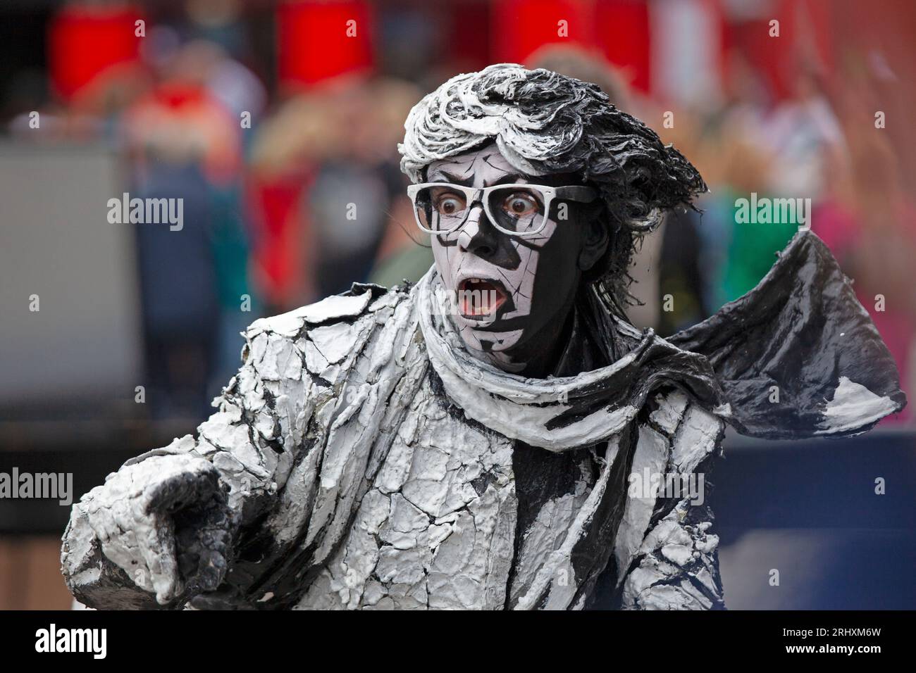Royal Mile, Edinburgh, Scotland, UK. 19 August 2023. Pictured: Human ...