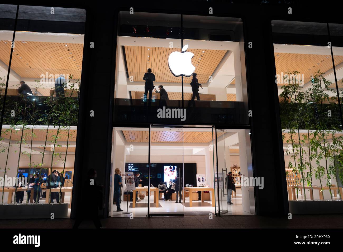 Tokyo, Japan. 11th Jan, 2023. An Apple Store in the wealthy upscale ...