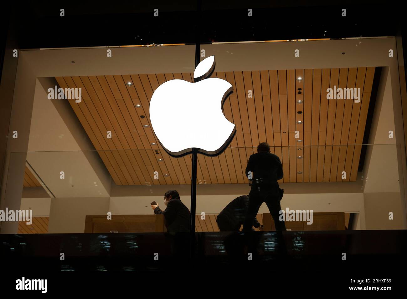 Tokyo, Japan. 11th Jan, 2023. An Apple Store in the wealthy upscale ...