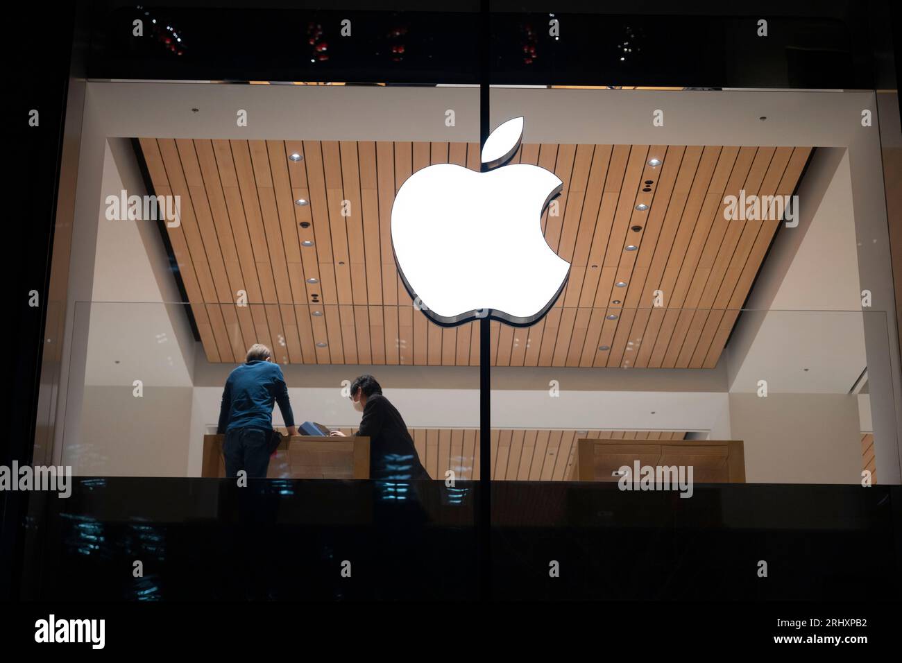 Tokyo, Japan. 11th Jan, 2023. An Apple Store in the wealthy upscale ...