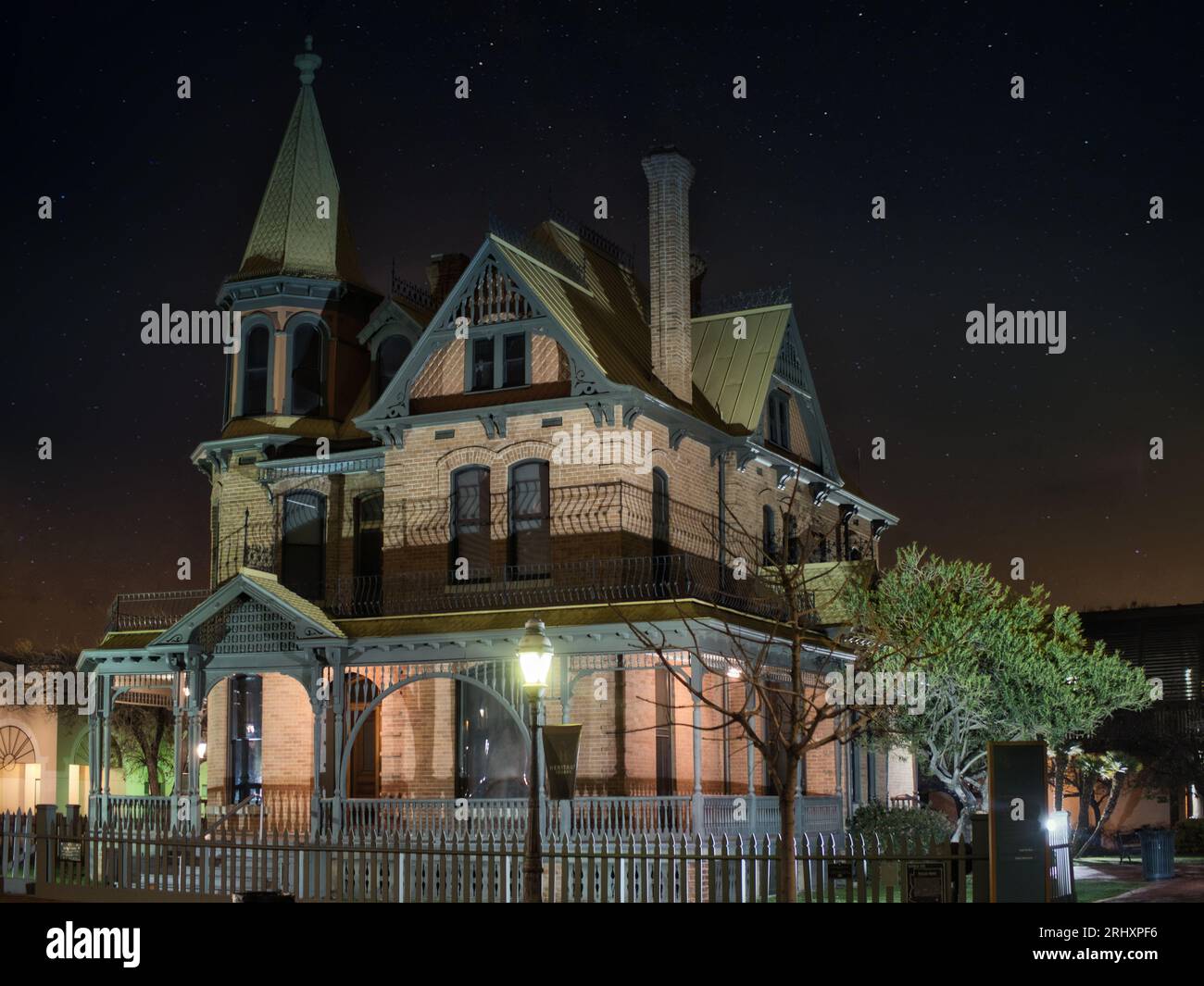 Victorian home night hi-res stock photography and images - Alamy