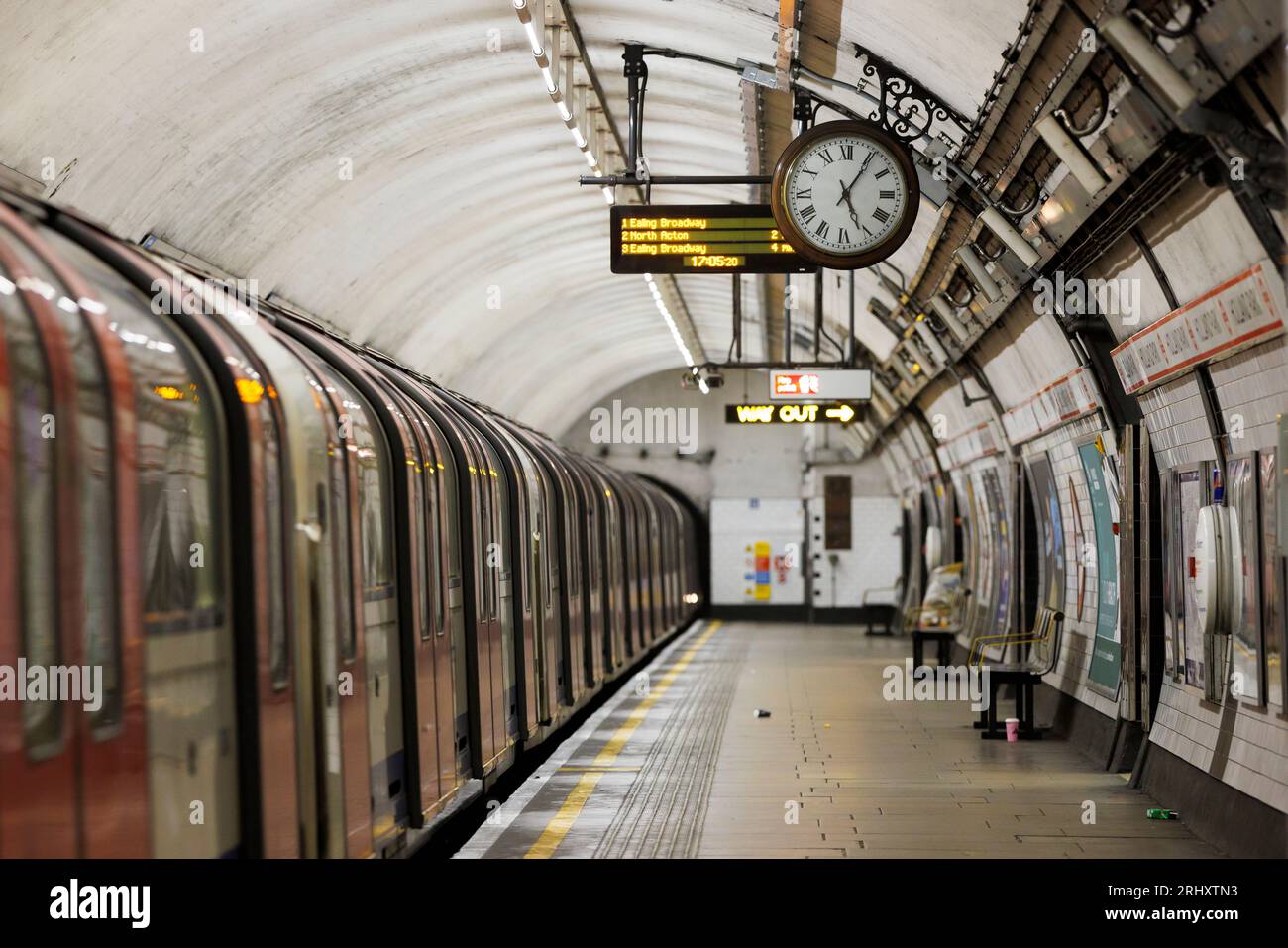 Holland Park westbound central line platform on the London Underground ...