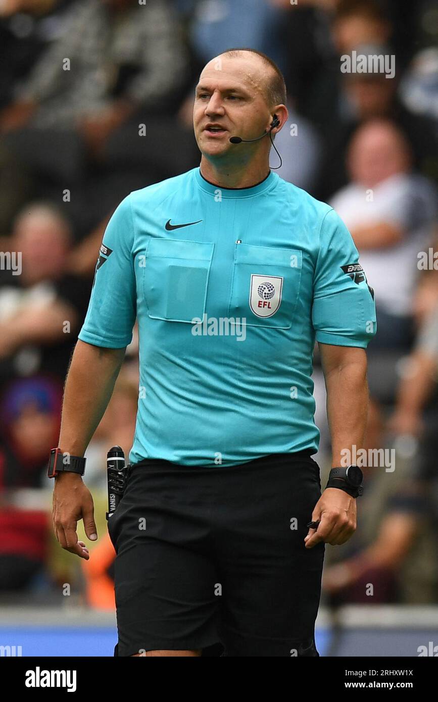 Bobby madley referee hi-res stock photography and images - Alamy