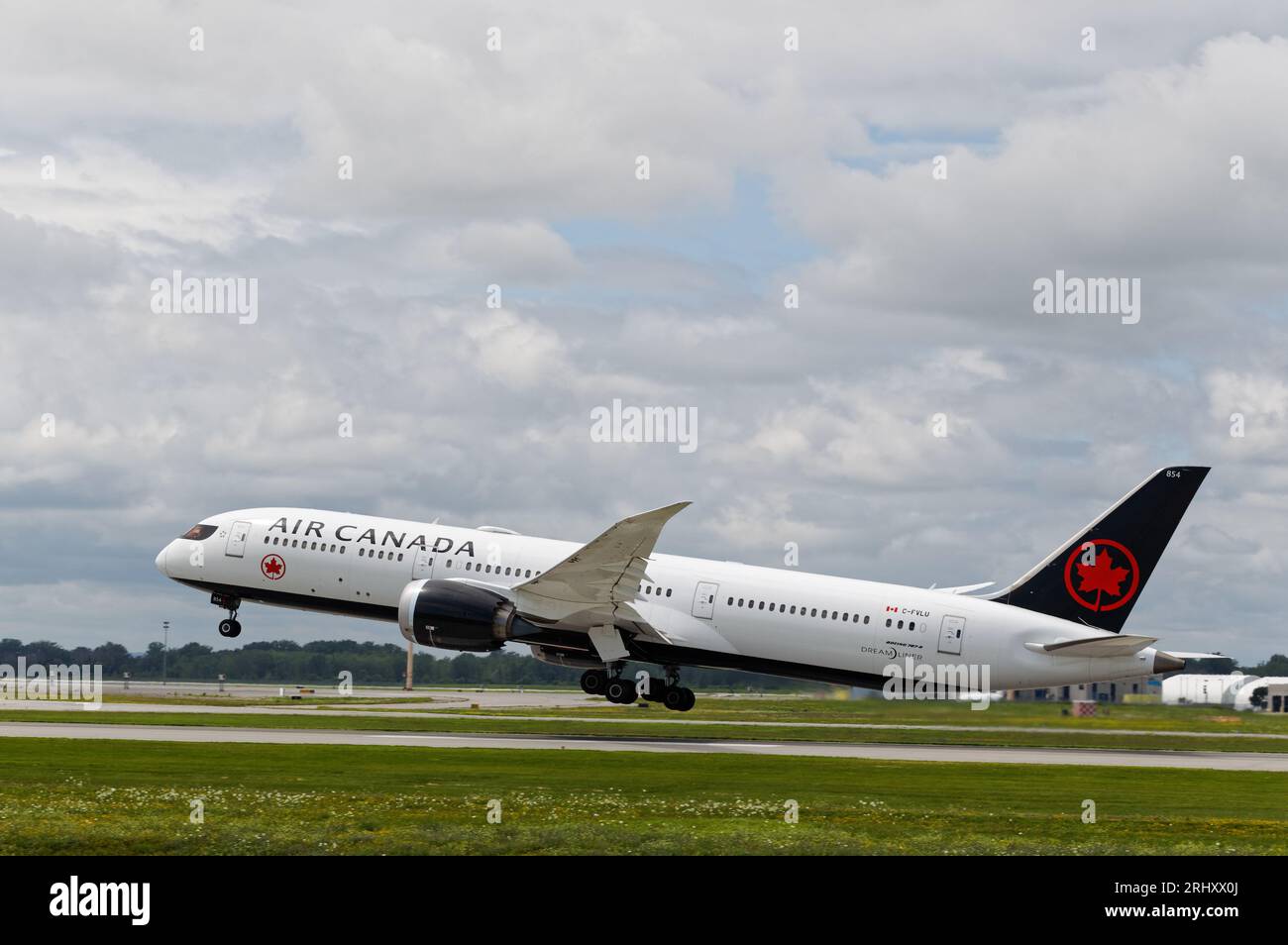 Air Canada's Boeing 787-9 Dreamliner taking off from the Montréal ...