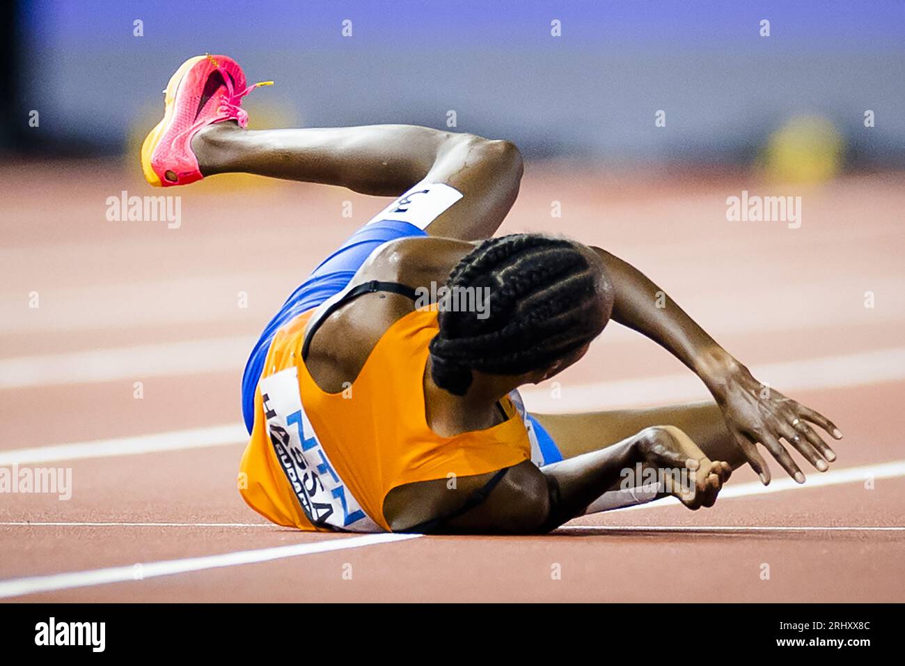 BUDAPEST - Sifan Hassan falls just before the finish in the final on ...