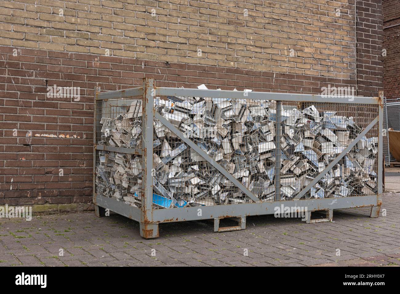 Open cage hi-res stock photography and images - Alamy