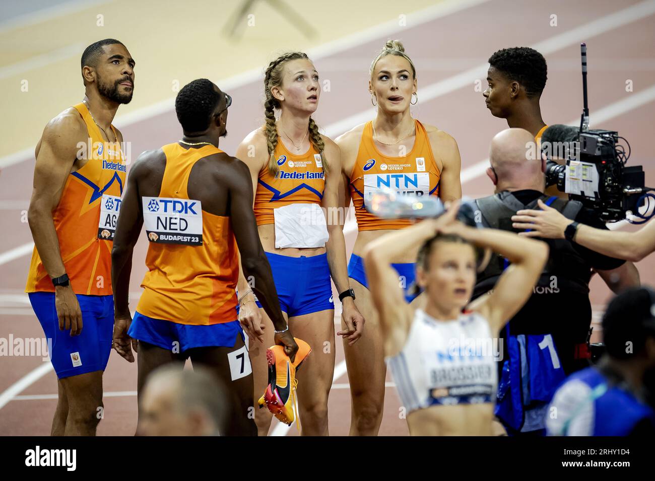 BUDAPEST - Femke Bol is comforted by Lieke Klaver, Isaya Klein Ikkink ...