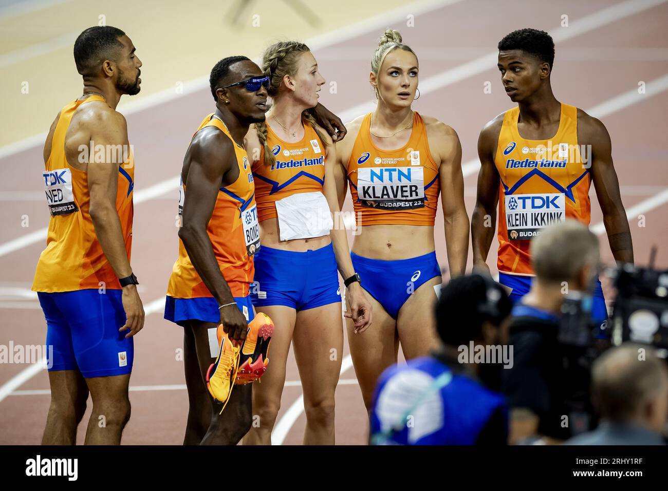 BUDAPEST - Femke Bol is comforted by Lieke Klaver, Isaya Klein Ikkink ...