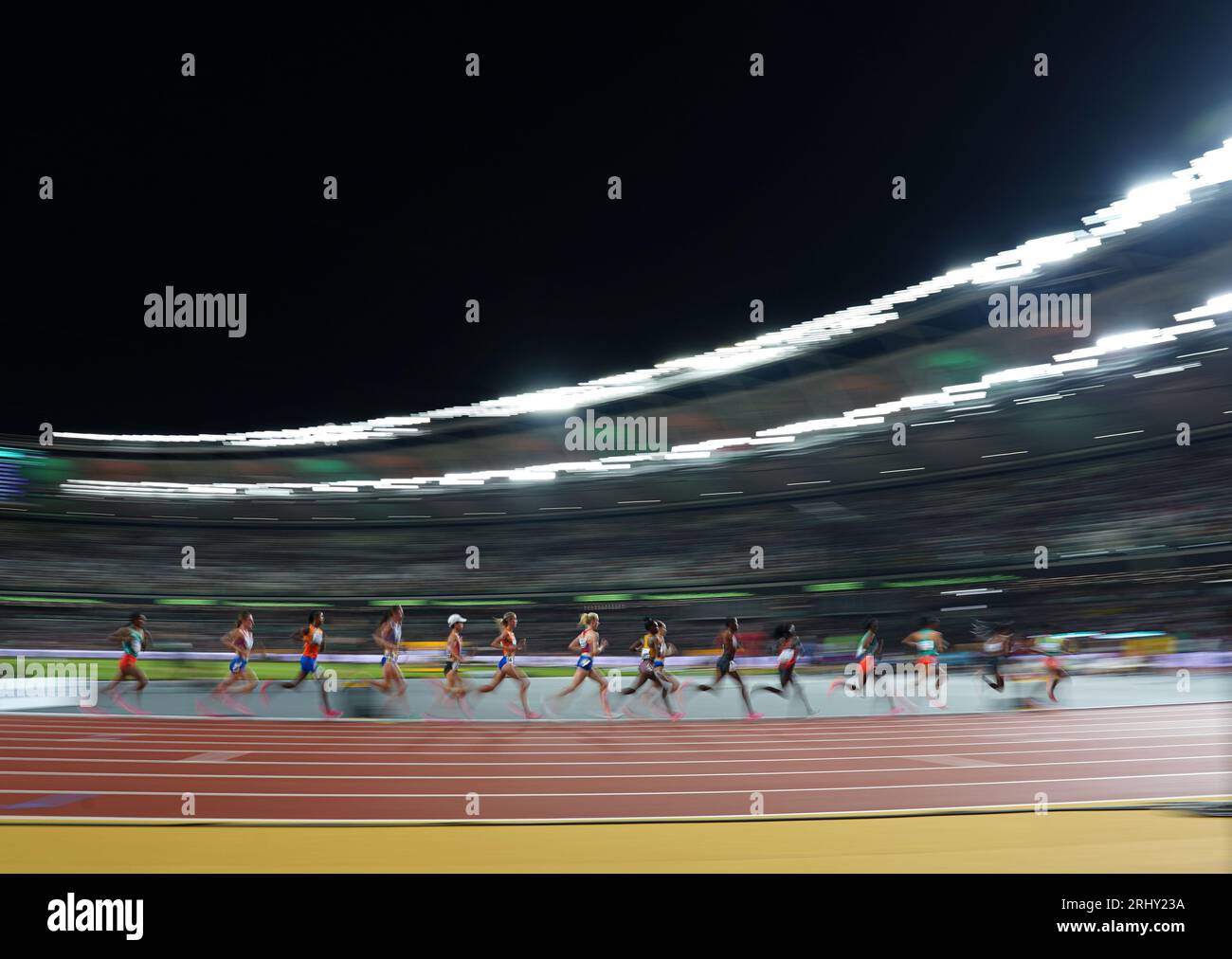 Competitors in the Women's 10000 metres on day one of the World ...