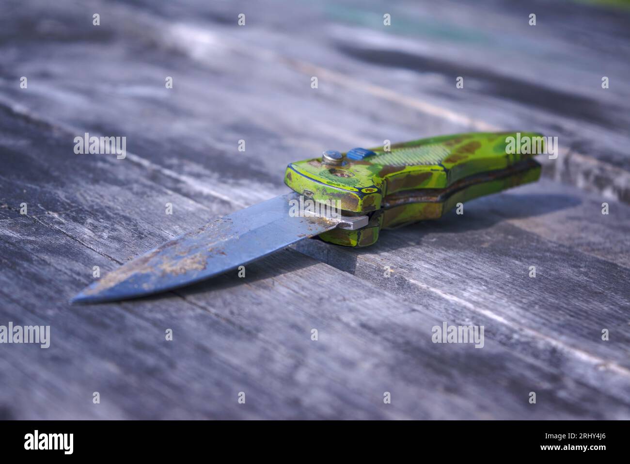 An open switchblade knife hi-res stock photography and images - Alamy