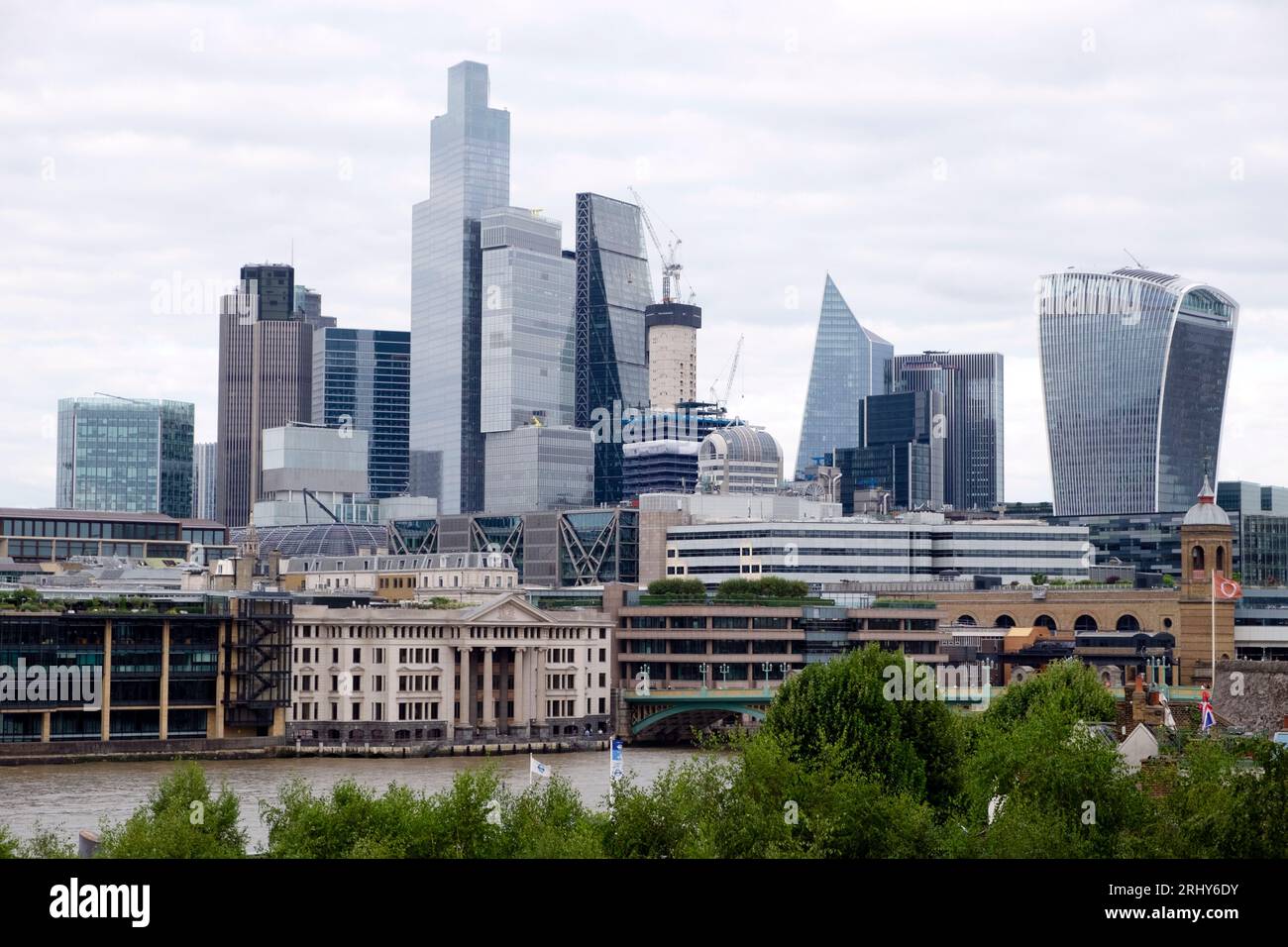 Dull and cloudy day in london hi-res stock photography and images - Alamy