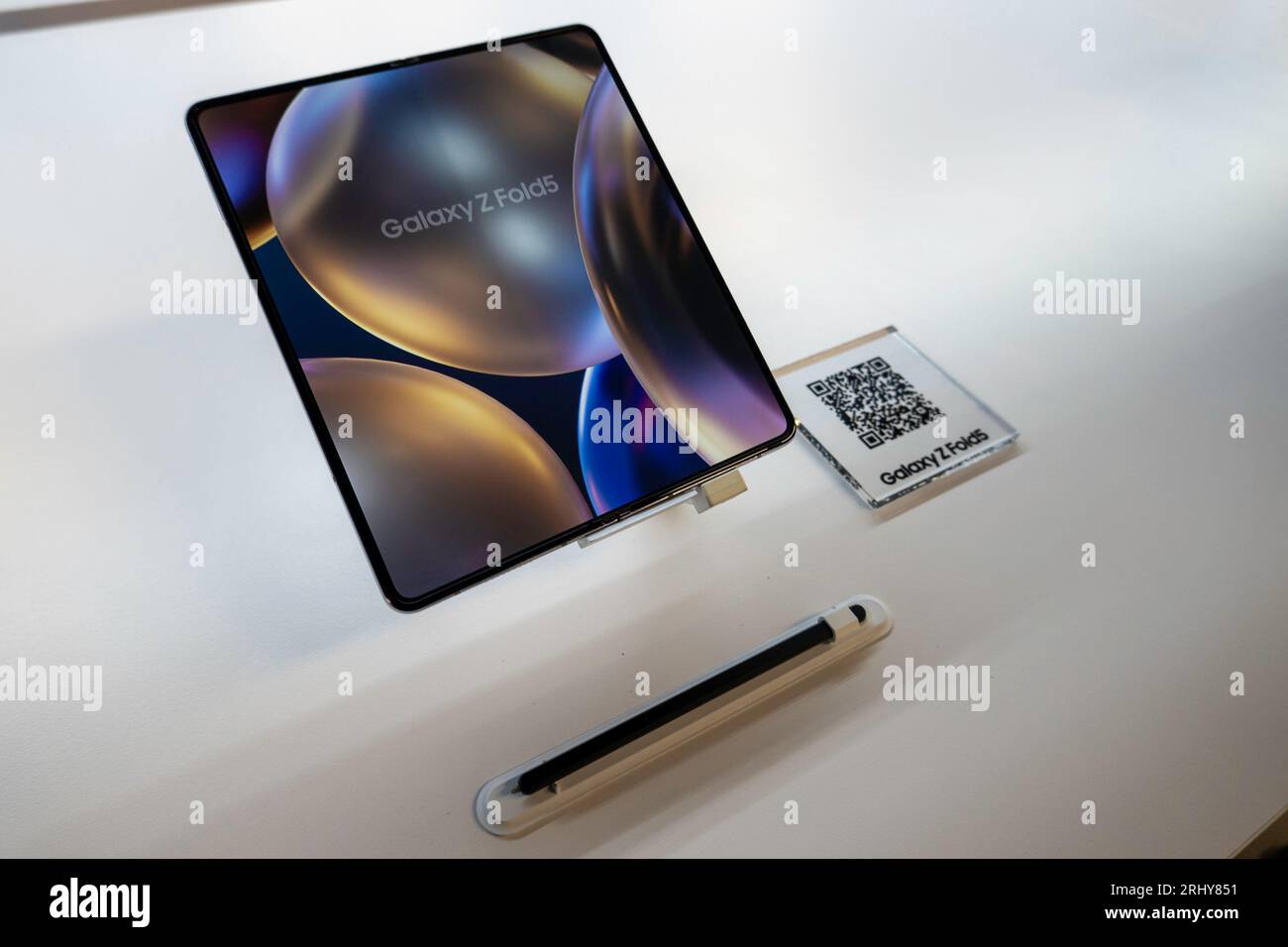 The Samsung Galaxy experience space was an exhibition introducing flip ...