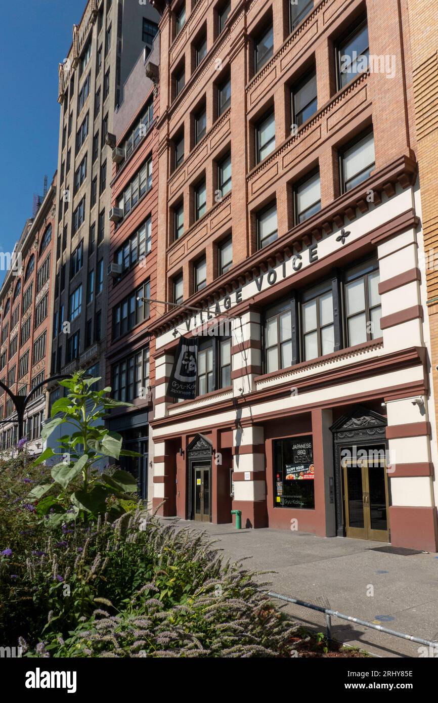 Newspaper pedestrian hi-res stock photography and images - Alamy