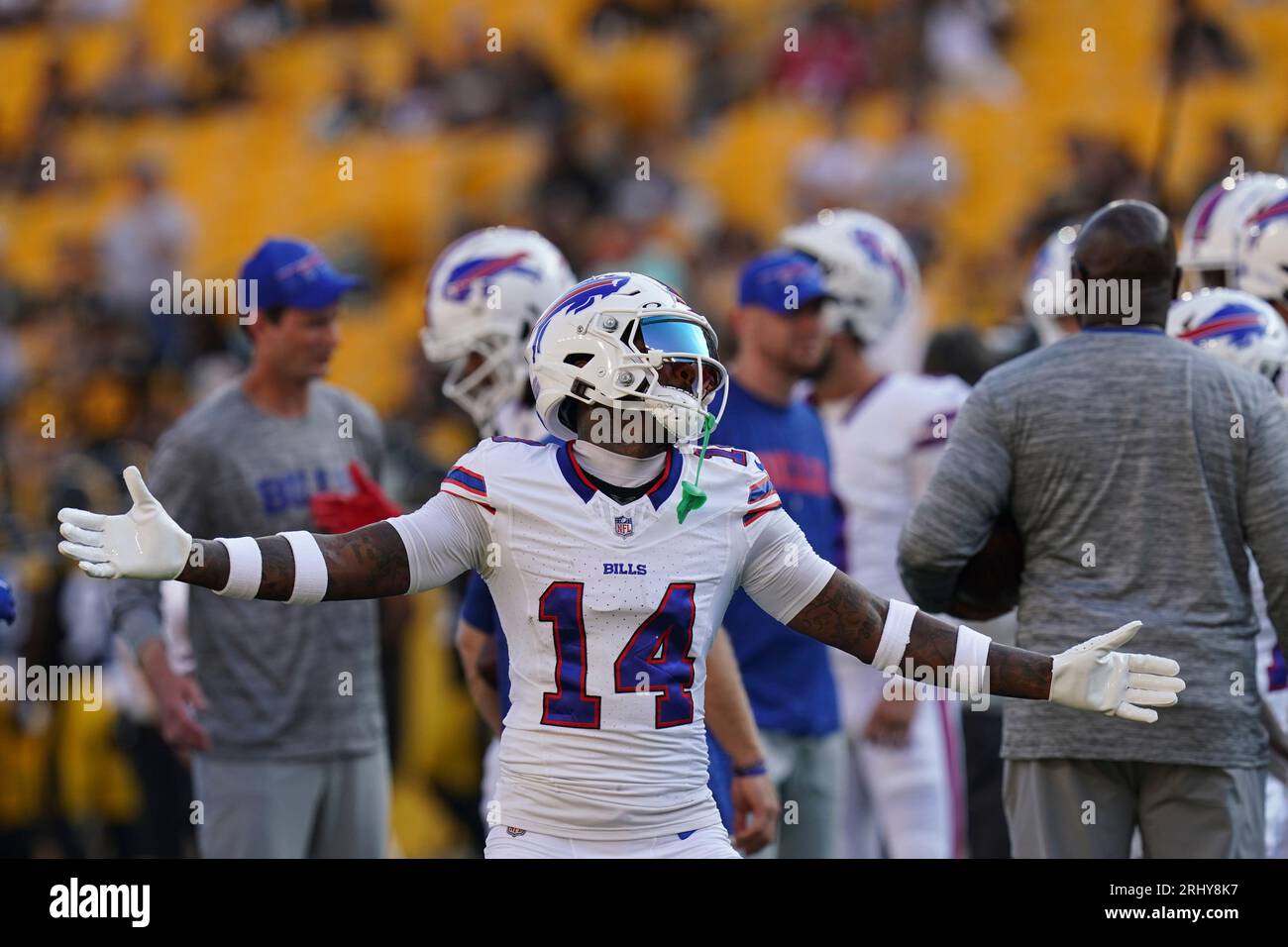 Buffalo Bills wide receiver Stefon Diggs (14) warms up before an NFL ...