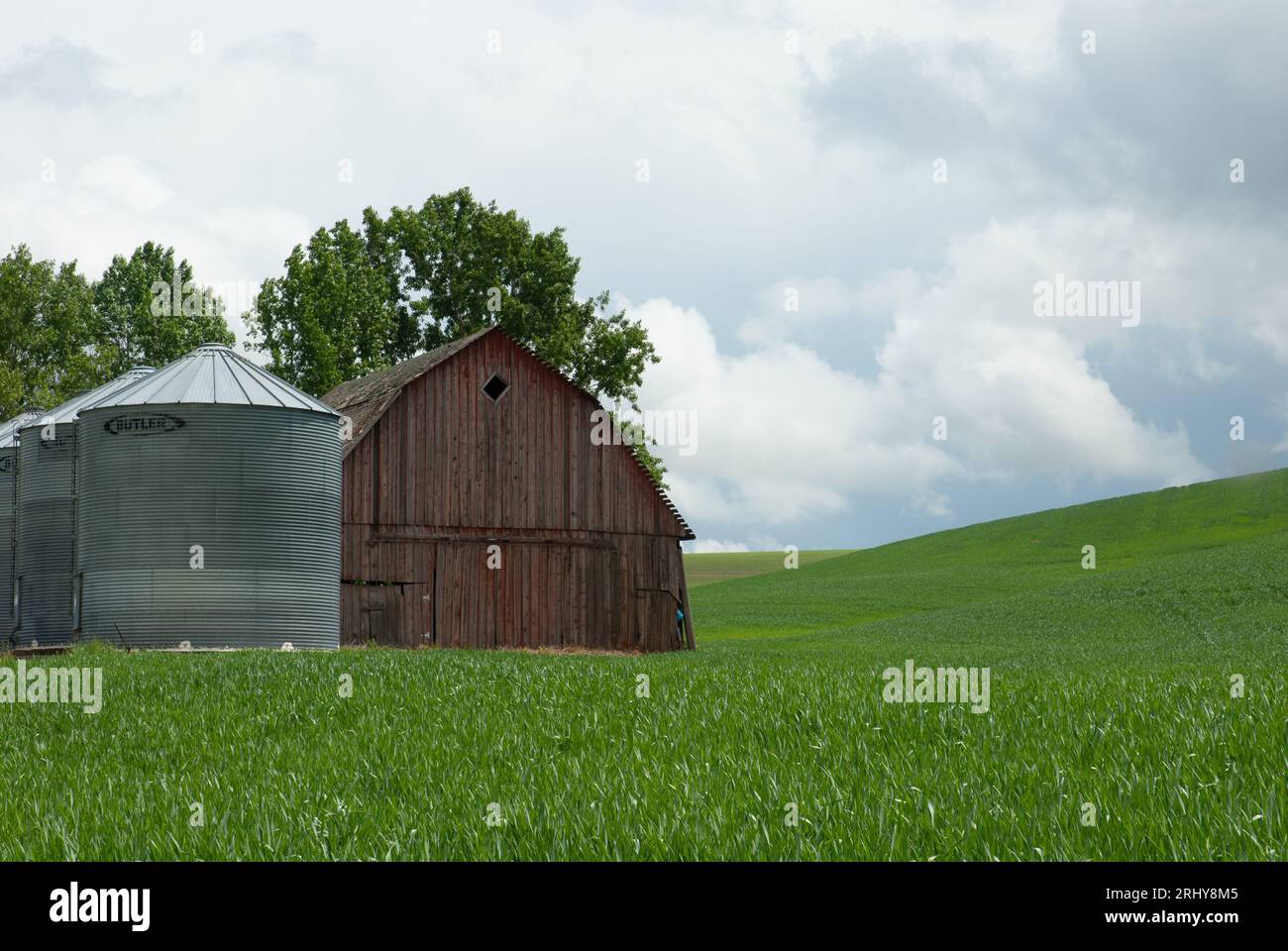 Old barn farm grain bin hi-res stock photography and images - Alamy