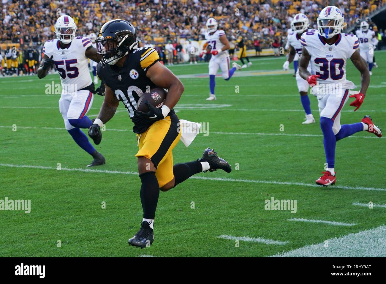 Pittsburgh Steelers running back Jaylen Warren (30) runs for a ...