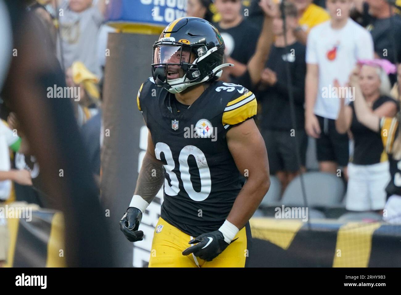 Pittsburgh Steelers running back Jaylen Warren (30) celebrates after ...