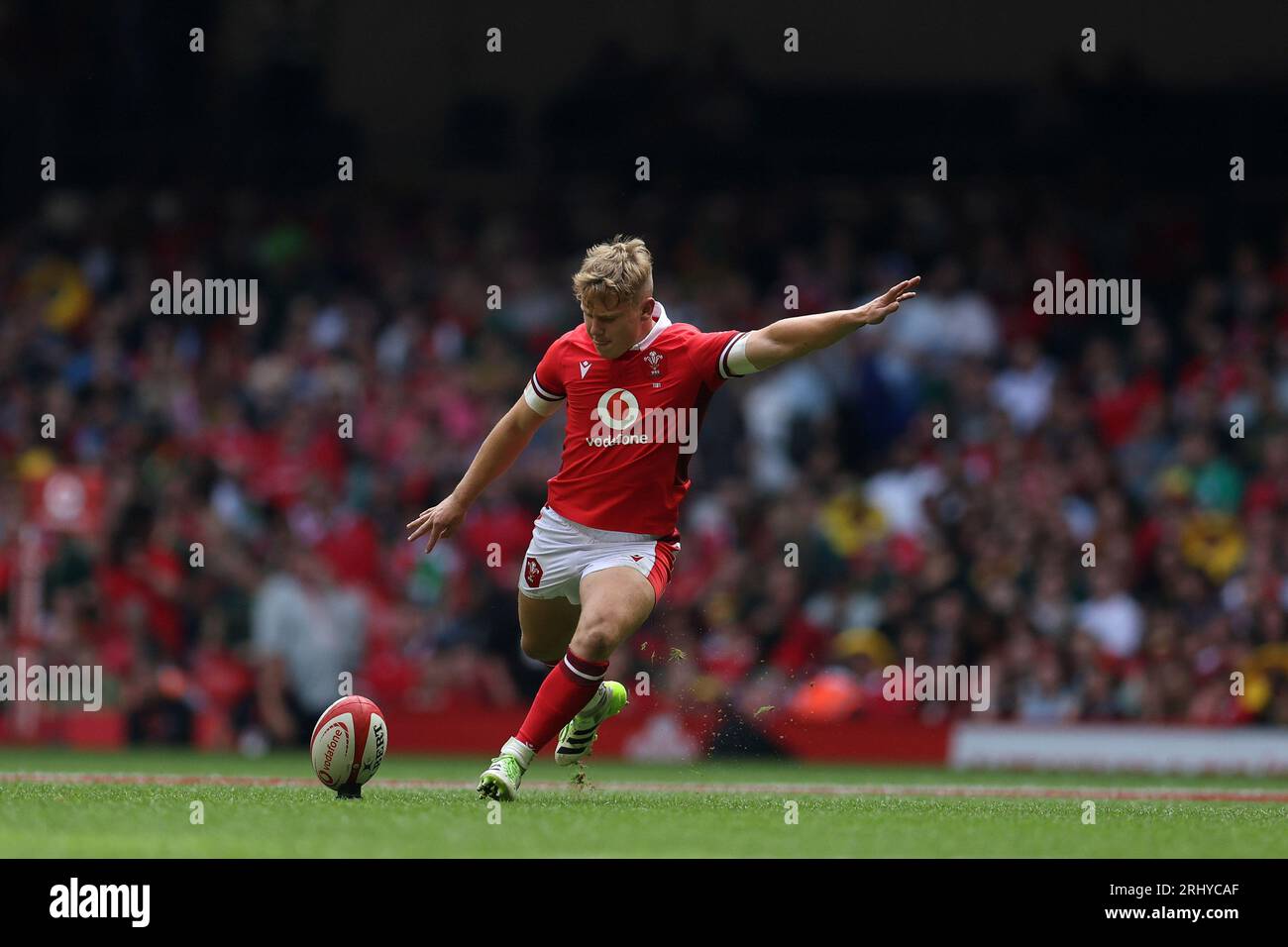 Sam costelow wales rugby hi-res stock photography and images - Alamy