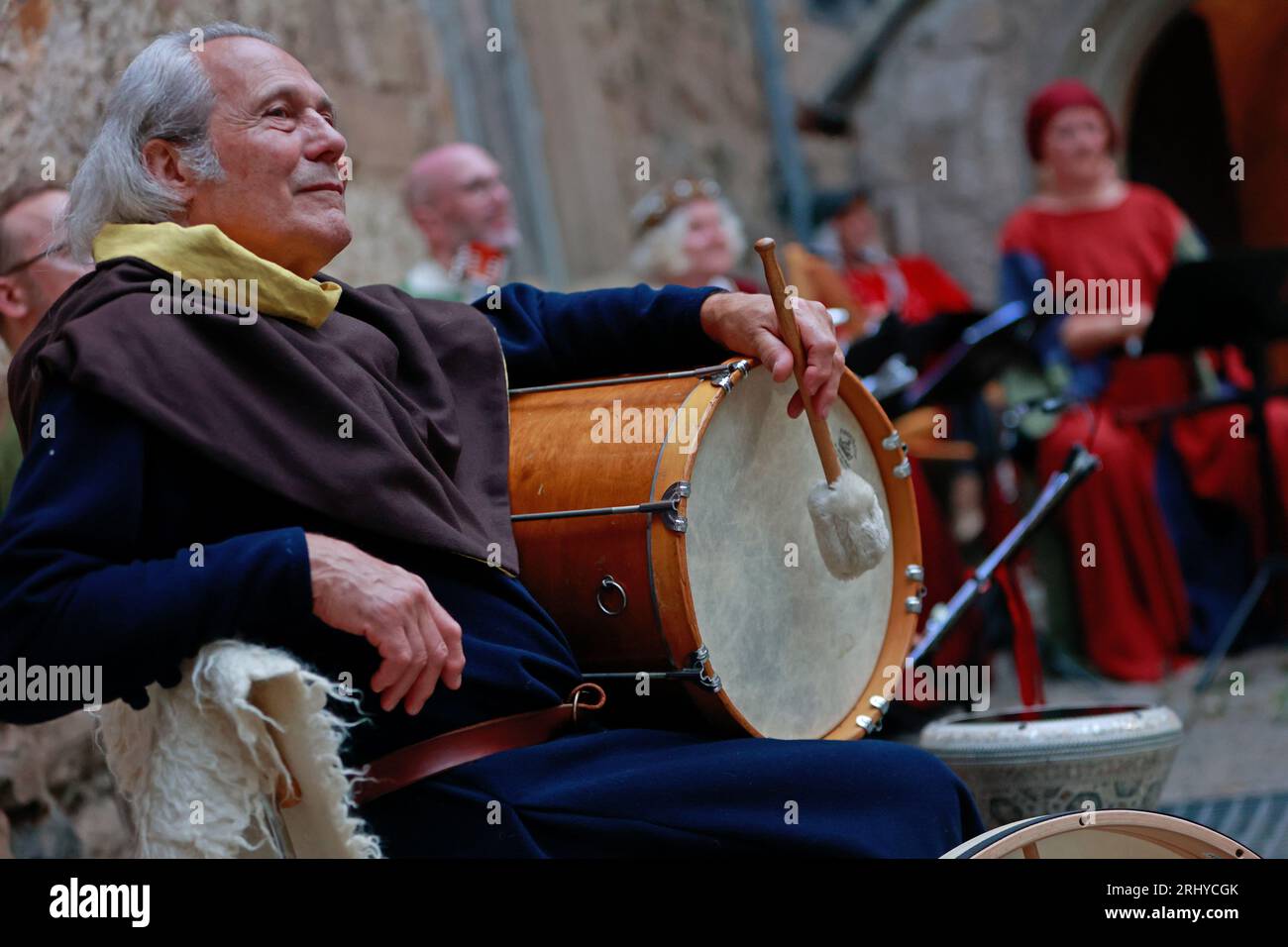 19 August 2023, Saxony-Anhalt, Falkenstein/Harz: Musicians listen to ...