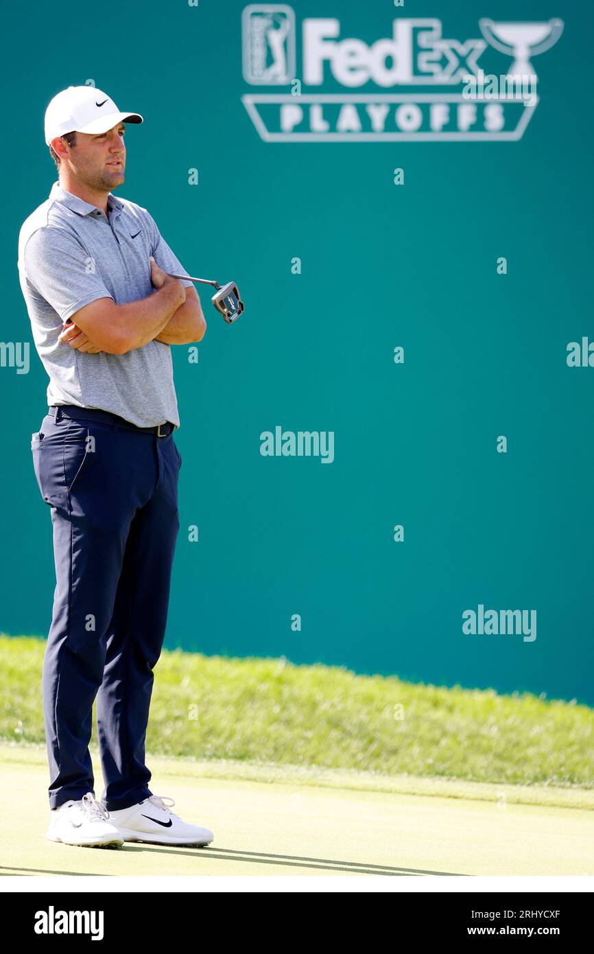 OLYMPIA FIELDS, IL - AUGUST 19: PGA golfer Scottie Scheffler waits to putt on the 18th hole ...