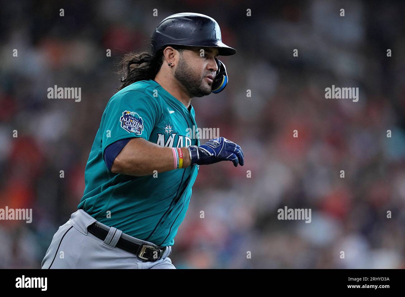 Seattle Mariners' Eugenio Suarez runs to first base after hitting an ...
