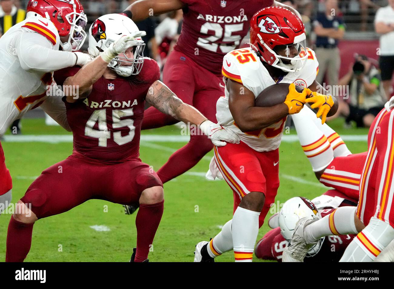 Kansas City Chiefs running back Clyde Edwards-Helaire (25) runs the ...