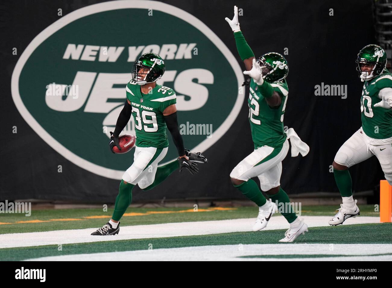 New York Jets cornerback Dane Cruikshank (39) celebrates with teammates ...