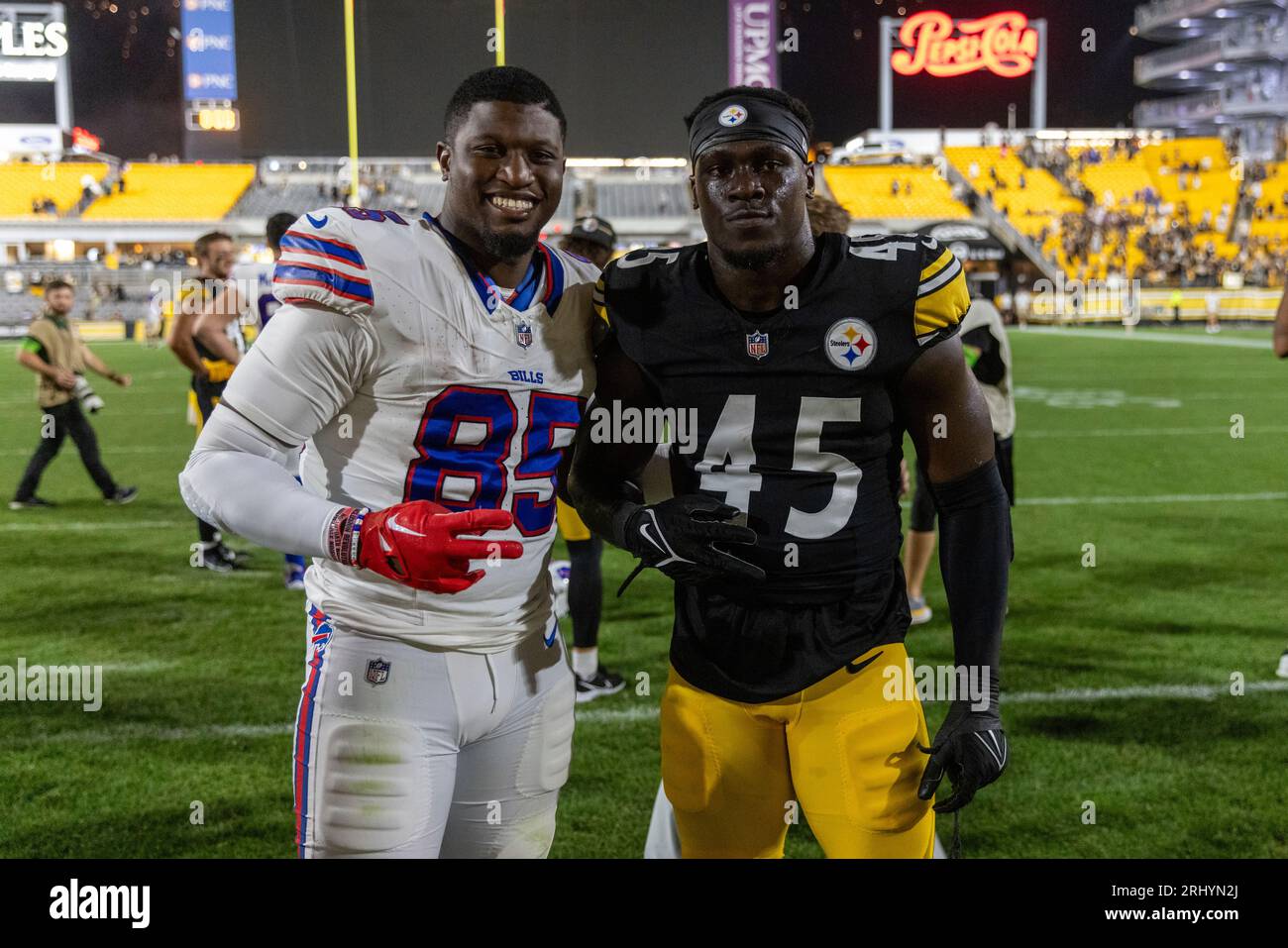 Buffalo Bills tight end Quintin Morris (85) and Pittsburgh Steelers ...