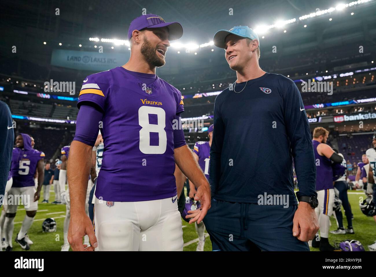Minnesota Vikings quarterback Kirk Cousins (8) and Tennessee Titans ...