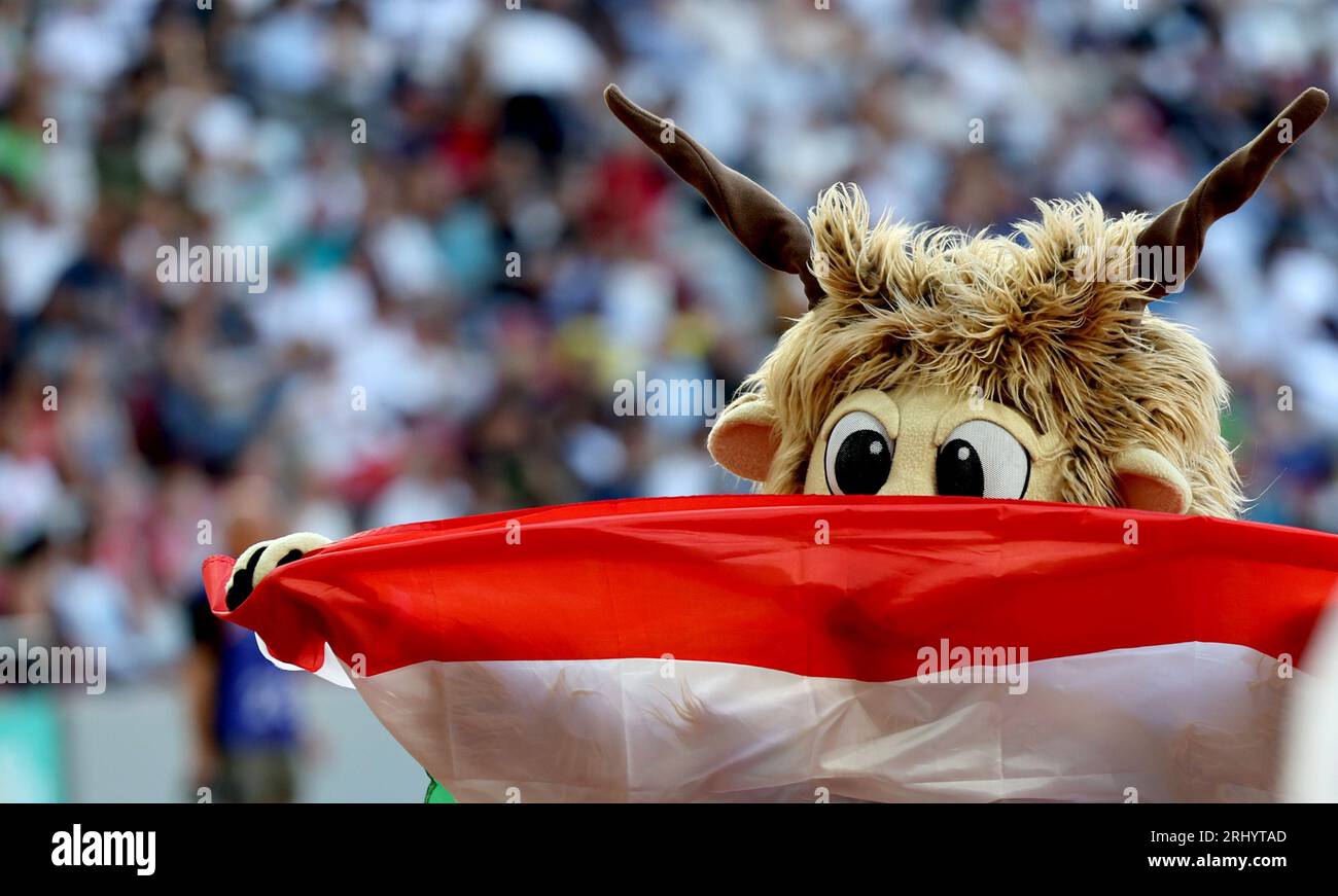 Budapest. 19th Aug, 2023. Mascot 'Youhuu' performs during the opening ...