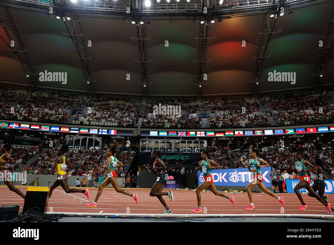 Budapest. 19th Aug, 2023. Athletes compete during the women's 10000m ...