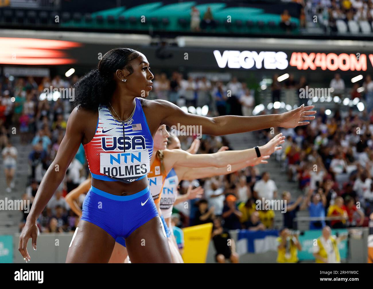 Budapest. 19th Aug, 2023. Alexis Holmes (front) of the United States ...