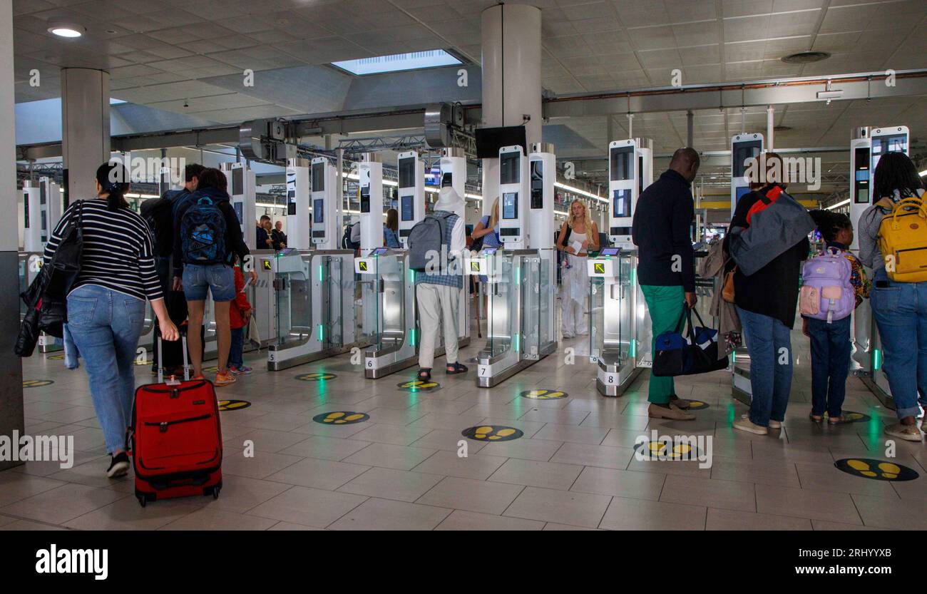 Bag search airport hi-res stock photography and images - Alamy